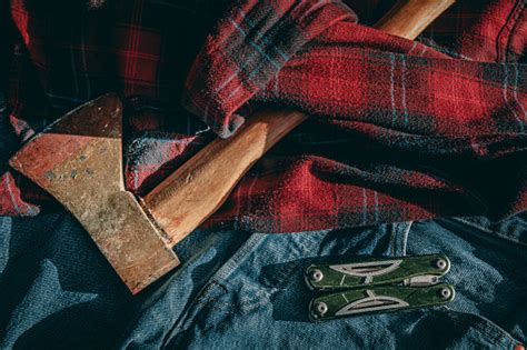 낡은 도끼는 체크 무늬 빨간 셔츠와 청바지에 놓여 있습니다 목재 잭 장비 노르웨이어 캐나다 거친에 대한 스톡 사진 및 기타 이미지 Istock