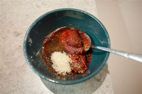 가정 요리 가정식 요리 기름 레시피 맛 미식가 미식가 준비 믹스 믹싱 보울 빨간 페이스트 설탕 셰프 숟가락 양념 요리 요리 개념 요리 과정