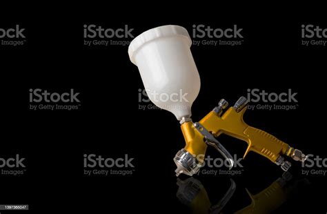 나무 바닥에 페인트 스프레이 산업 회화 및 코팅에 사용되는 산업 크기 스프레이 건을 들고 화가의 팔 손의 이미지 배경 클리핑 파트에 절연 갈색에 대한 스톡 사진 및 기타