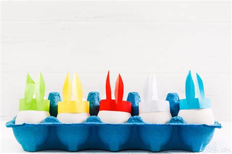 종이 다채로운 수 제 토끼 귀를 가진 서류상 파란 콘테이너에 있는 백색 부활절 계란 0명에 대한 스톡 사진 및 기타 이미지 0명 4월 개체 그룹 Istock