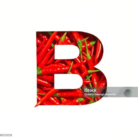 뜨거운 빨간 칠리 페퍼의 영어 알파벳의 편지 B와 흰색에 고립 된 종이를 잘라 매운 야채의 서체 3차원 형태에 대한 스톡 사진