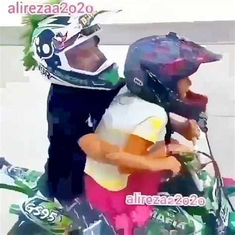 این یک پسر موتور سوار است