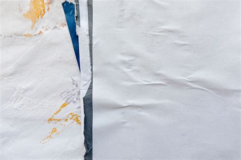 오래된 흰색 그런지 찢어진 콜라주 포스터 는 텍스트 또는 이미지를위한 복사 공간이있는 구겨진 종이 플래카드 텍스처 배경을 주름 0명에 대한 스톡 사진 및 기타 이미지