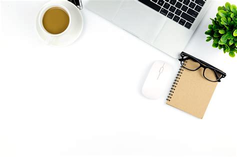 노트북 컴퓨터가 있는 현대적인 흰색 사무실 책상 테이블 노트북 위에 검은 색 화면이있는 스마트 폰 및 커피 한 잔 개념에 대한 스톡 사진 및 기타 이미지 Istock