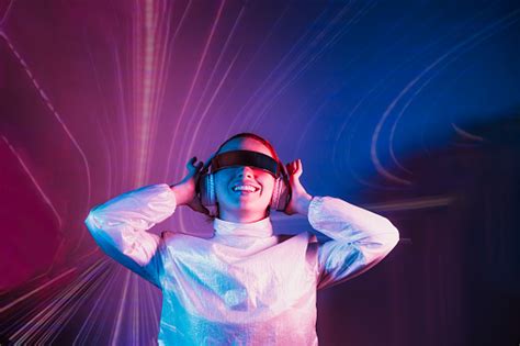 분홍색과 파란색 네온 불빛의 미래 지향적인 선글라스와 헤드폰을 착용한 웃는 춤추는 여성의 초상화 음악 애호가 사일런트 디스코 음악 분위기 배경의 배경에 여자 미래 파티 35