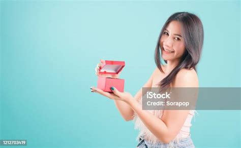 빨간 선물 상자 깜짝 생일 또는 크리스마스 날 에 빨간 선물 상자를 여는 아시아 행복 한 초상화 아름 다운 젊은 여자 서 텍스트에 대 한 복사 공간 갈색 머리에 대한 스톡