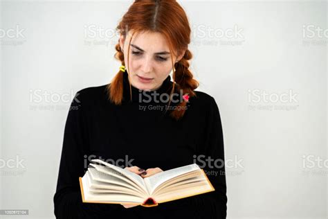 어린 예쁜 소녀는 그녀의 손에 열린 책을 읽었습니다 읽기 및 교육 개념 교육에 대한 스톡 사진 및 기타 이미지 교육 대학교 도서관 Istock