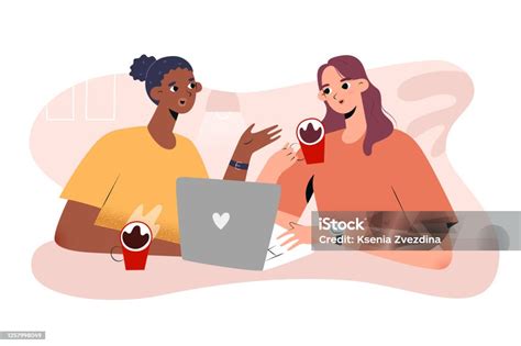 랩톱 을 마시는 커피와 함께 카페에서 함께 일하는 젊은 여성은 자신의 직업 팀워크 및 프리랜서 백인과 아프리카 소녀의 개념 벡터