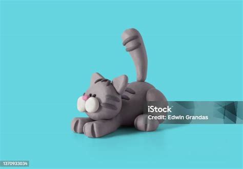 귀여운 거짓말 고양이 파란색 배경에 회색 플라스틱으로 수제 어린이 놀이용 점토에 대한 스톡 사진 및 기타 이미지 어린이 놀이용 점토 3차원 형태 애완고양이 Istock