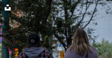 검은 색과 빨간색 격자 무늬 드레스 셔츠에 검은 니트 모자를 쓴 여자 사진 Unsplash의 무료 도시 이미지