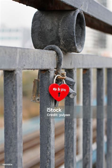 하트 모양의 빨간 자물쇠와 울타리에 매달려있는 Meampyou라는 단어 0명에 대한 스톡 사진 및 기타 이미지 0명 갈색 감정 Istock