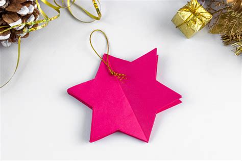 컬러 페이퍼로 만든 3d 별 단계별 사진 사용 안내 Diy 개념 어린이 크리스마스와 새해 공예품 7단계 안내에 대한 스톡 사진 및 기타 이미지 Istock
