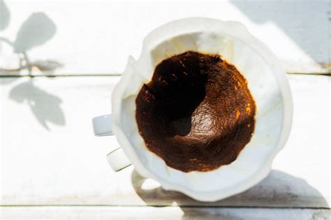 뜨거운 갓 양조 한 커피 한 잔 커피 양조의 대체 모트호드 양조 된 분쇄 커피와 함께 V60을 필터링하십시오 맨 위 보기입니다