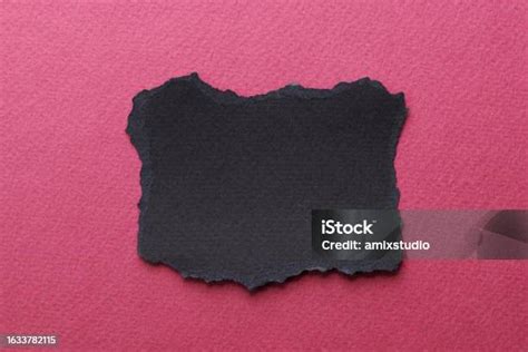 가장자리가 찢어진 찢어진 종이 조각의 예술 콜라주 스티커 메모 컬렉션 빨간색 부르고뉴 검정색 노트북 페이지 조각 추상적인 배경 0명에 대한 스톡 사진 및 기타 이미지