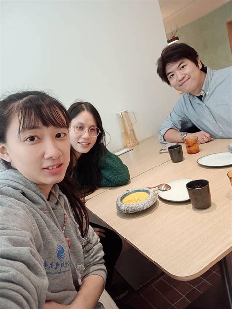 雖說經歷事情的當下好好用心感受才是最棒的應對方法，感受完了或許不免俗的拍照打卡更能讓你利用科技將當時的瞬間凍結起來。 尤其是在臉書上由於已經