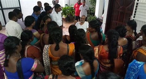 ඇදුම හොද නැතැයි පොලිසිය කැදවා ගුරුවරියන් පාසලෙන් එලවති ස්ටාලින් යුද ප‍්‍රකාශ කරයි ~ Gossip