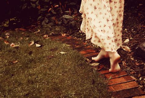 배경 화면 여행 초상화 자화상 벽돌 피트 자연 꽃 무늬의 소녀 잔디 본인 정원 사진술 발가락 긴 드레스 통로 산책 메간 떨어져 치마