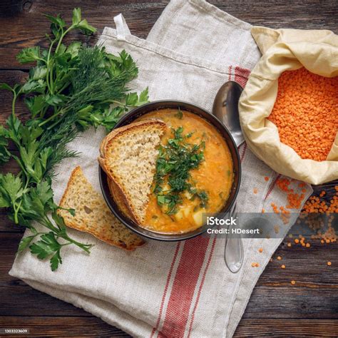 나무 테이블에 바삭바삭한 빵과 파슬리를 곁들인 수제 렌즈콩 크림 수프 접시에 대한 스톡 사진 및 기타 이미지 접시 크넥케브뢰 건강한 식생활 Istock