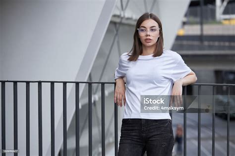 로고를 위한 공간이 있는 흰색 빈 티셔츠를 입은 소녀 또는 여성 캐주얼한 도시 스타일로 모의 또는 디자인 T 셔츠에 대한 스톡 사진 및 기타 이미지 Istock