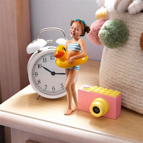 Miniatur Abenteuer Mit Mädchen Im Badeanzug Kostenlose Foto