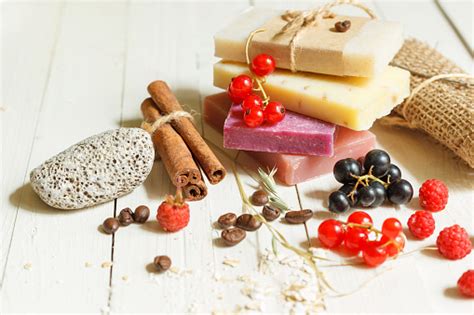 베리 추출물 귀리 플레이크 커피 콩을 곁들인 천연 수제 스크럽 비누 럭셔리 스파 케어용 0명에 대한 스톡 사진 및 기타 이미지 Istock