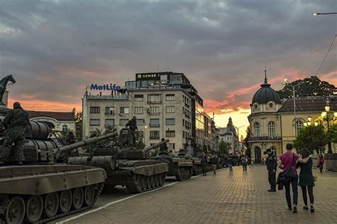 Танкове и бойни машини окупират пътищата ни за цял месец