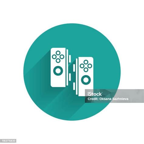 긴 그림자로 격리 된 흰색 게임 패드 아이콘입니다 게임 컨트롤러 녹색 원 버튼입니다 벡터 일러스트레이션 Brand Name