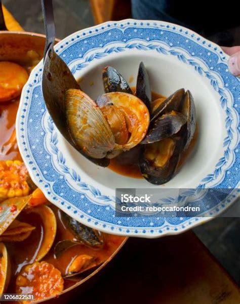 해산물 스튜 또는 검보 점보 새우 조개 홍합 랍스터 꼬리 옥수수와 야채의 구색과 해산물 국물에 요리 게 발톱과 푹신한 흰 쌀과 함께 제공됩니다 0명에 대한 스톡 사진 및