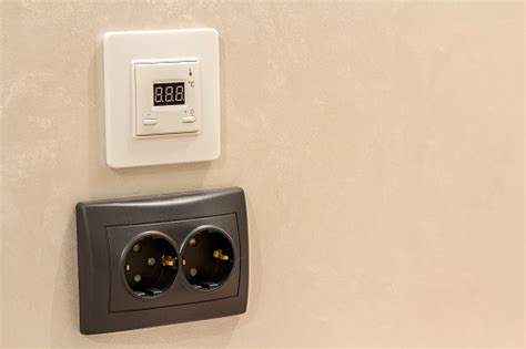 이중 전기 절연 소켓과 밝은 노란색 반죽 벽에 설치 된 온도 조절기 전원 공급 및 온도 조절 에너지 절약 편안한 홈 컨셉 0명에 대한 스톡 사진 및 기타 이미지 Istock