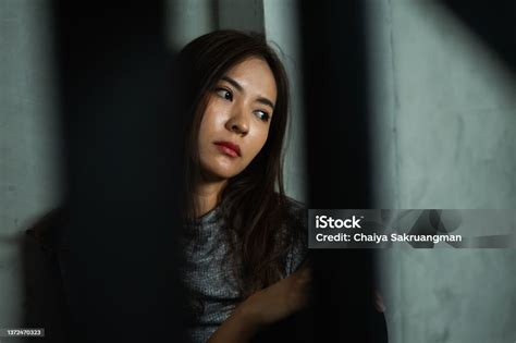 그림자 전경 우울증 감정 어두운 방에서 공간을 찾고 슬픈 앉아 젊은 여자 또는 여성 또는 소녀 앉아 표정 우울증 감정 혼자 여자에 대한 스톡 사진 및 기타 이미지 Istock