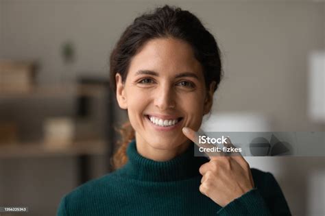 흰색 치아에 카메라 포인트에서 웃고 히스패닉 여자 보기 잇몸에 대한 스톡 사진 및 기타 이미지 잇몸 틀니 건강한 생활방식