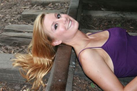 배경 화면 얼굴 대조 화려한 사람들 모델 초상화 눈 긴 머리 갈색 머리의 잔디 사진술 윤곽 목걸이 녹색 푸른 셔츠 흑발 마른 분열 정경