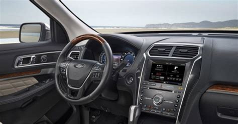 포드 익스플로러 플래티넘 버전으로 주목 끌어