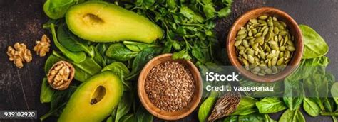 그린 샐러드입니다 채식 재료 시금치 아보카도 아마와 호박 씨앗 음식 배경입니다 채식주의 건강 식품 개념을 해독 보기 상위 공간을 복사 합니다 건강한 생활방식에 대한 스톡