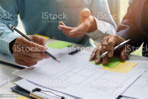 스마트 폰 응용 프로그램 레이아웃 프로토 타입 프로젝트에 설계 Ux 또는 Ui 디자이너 2명에 대한 스톡 사진 및 기타 이미지 2명 개발 건설 프레임 Istock