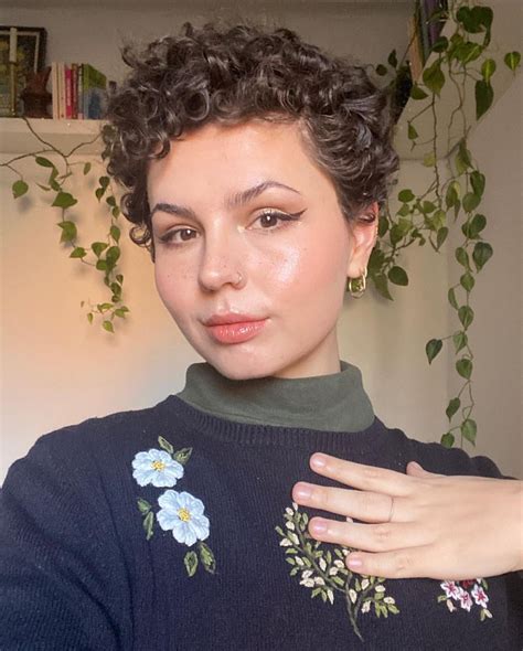 27 Curly Pixie Cut Hairstyles To Try In 2025