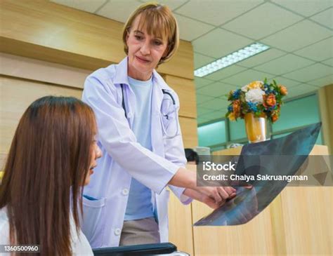 백인 여성 의사는 환자에게 엑스레이 결과를 설명합니다 간호사에 대한 스톡 사진 및 기타 이미지 간호사 간호조무사 건강 진단 Istock