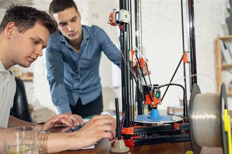 플라스틱 조각을 인쇄하는 차세대 3d 프린팅 머신 작은 공간 사무실 또는 비공개 용도로 사용 20 24세에 대한 스톡 사진 및 기타 이미지 Istock