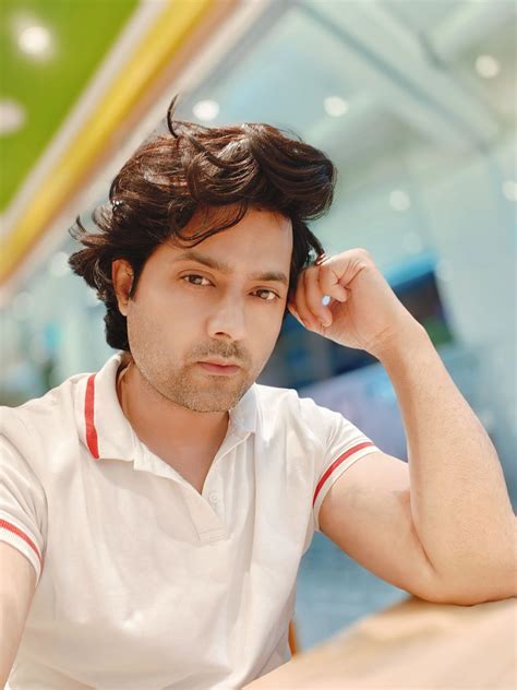 𝙵𝚊𝚛𝚑𝚊𝚗 𝙺𝚑𝚊𝚗 On Linkedin Selfies