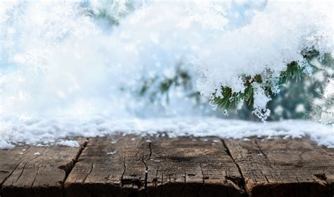 복사 공간이있는 크리스마스 또는 겨울 배경 눈이 덮인 전나무나무와 눈이 덮인 풍경을 배경으로 한 빈 소박한 나무 테이블 겨울에 대한 스톡 사진 및 기타 이미지 Istock