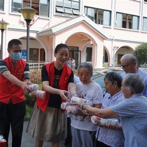 中秋送温暖 情满敬老院胡芬芬