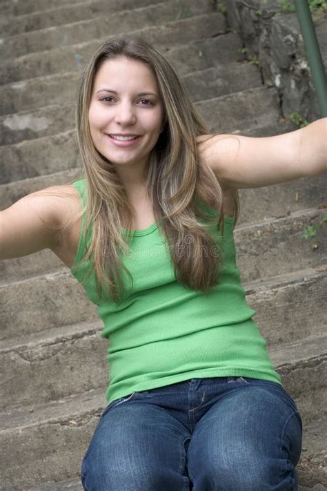 Glimlachend Meisje Stock Foto Image Of Zitting Vrouwen