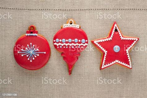 로얄 아이싱으로 장식 된 린넨 테이블 천 배경에 수제 크리스마스 진저 브레드 쿠키 3 개 12월에 대한 스톡 사진 및 기타 이미지 12월 겨울 계절 Istock