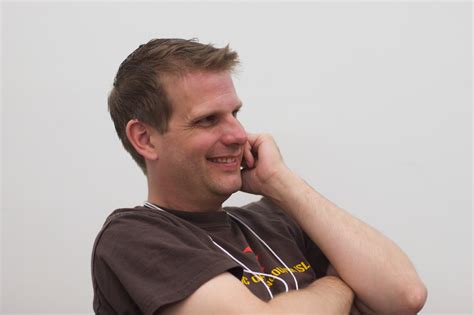 Безплатна снимка ръка човек коса мъжки портрет прическа мускул човешкото тяло нос