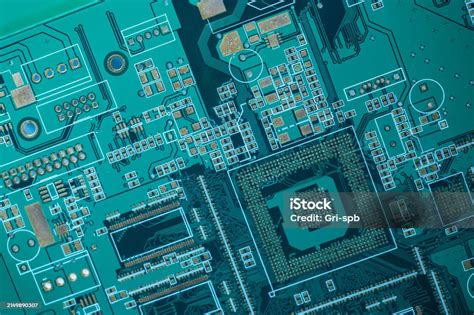 빈 회로 기판이 닫힙니다 회로 기판 배경입니다 전자 제품의 상징으로서의 Pcb 구성 요소가 없는 Pcb가 있는 배경입니다 컴퓨터