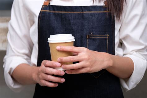 여성 바리 스타 카페 카운터 배경 중소 기업 소유자 식품 및 음료 산업에서 일회용 커피 컵을 들고 기업가에 대한 스톡 사진 및 기타 이미지 Istock