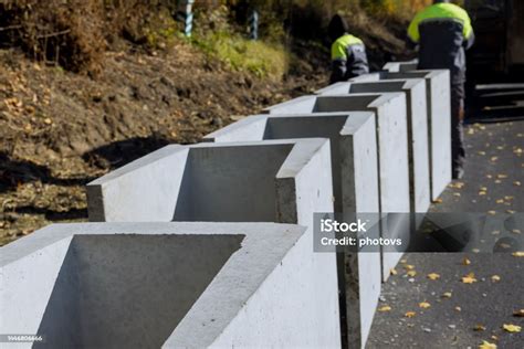 재건 도로의 배수를 위해 도로를 따라 프리 캐스트 콘크리트 U 자형 배수구가 설치되었습니다 콘크리트에 대한 스톡 사진 및 기타 이미지 Istock