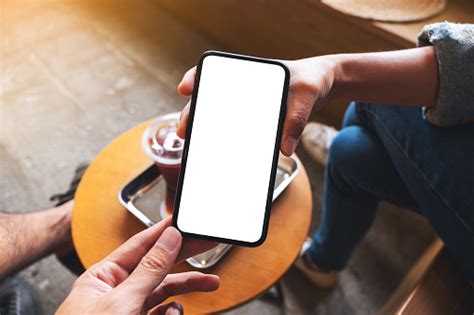 남자에게 빈 데스크톱 화면이있는 휴대 전화를 보여주는 여성 2명에 대한 스톡 사진 및 기타 이미지 2명 30 34세 가득 찬 Istock