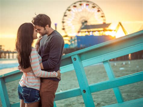 Chicos Y Chicas Besandose Banco De Fotos E Imágenes De Stock Istock