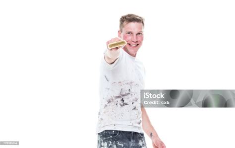 2029세의 어른 잘생긴 자백의 1인 정면 허리까지 코카서스 젊은 남성 남성 화가 집 화가가 웃고 있는 흰색 배경 앞에 서 있는